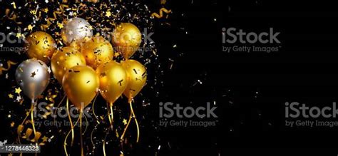 검은 배경 3d 렌더링에 떨어지는 호일 색종이와 금과 은 풍선 금색에 대한 스톡 사진 및 기타 이미지 금색 풍선 검은색 Istock