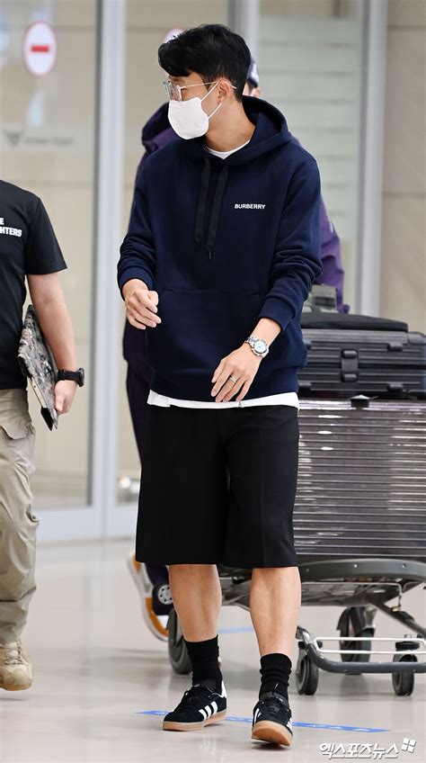 손흥민 후드티에 반바지 공항패션 포토