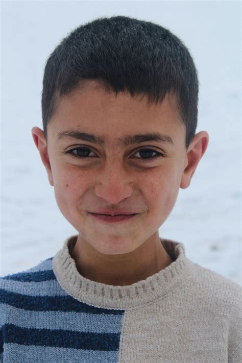 귀여운 농경지 들판 레저 모자 미소 짓는 서 있는 소년 시골 야외에서 어린 시절 어린이 여름 작은 잔디 초상화에 관한 무료 스톡 사진