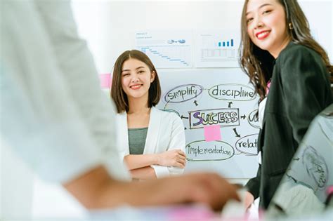 크리에이티브 에이전시 비즈니스 브레인 스톰 미팅 프레젠테이션 제품 출시 프레젠테이션 기획 전략 신사업 개발에 대한 로드맵 논의