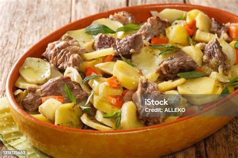 홈메이드 스튜 Baeckeoffe는 양념 양고기 쇠고기 돼지고기 혼합 야채 마조람 백리향 클로즈업냄비의 혼합물입니다 가로 감자 요리에 대한 스톡 사진 및 기타 이미지