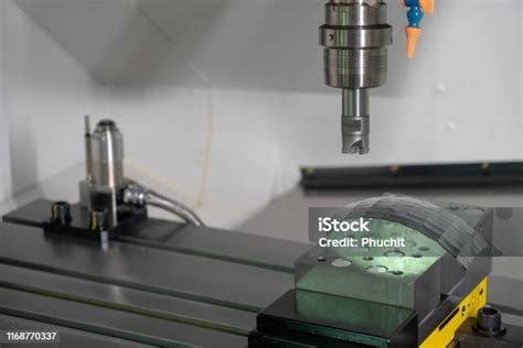 Cnc 밀링 머신은 인덱싱 가능한 도구로 금형 부품을 거칠게 절단합니다 Cnc 장치에 대한 스톡 사진 및 기타 이미지 Cnc 장치 강철 공장 산업 건물 Istock