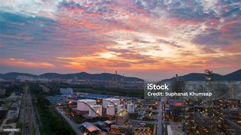 원유 정제 공장 강관 라인 및 굴뚝 및 냉각탑 화학 또는 석유 화학 공장 공장 발전소 일몰시 석유 화학 타워 탱크 산업 0명에 대한 스톡 사진 및 기타 이미지 Istock