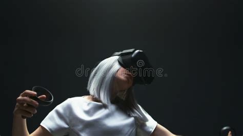 Chica Cyberpunk Jugando Vr Con El Cierre De La Luz Parpadeante Jugador