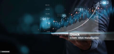 분석 주식 시장 은행 금융 및 계획 개념에 대한 빛나는 가상 기술 투자 그래프 차트를 보여주는 사업가 또는 상인 개념에 대한 스톡 사진 및 기타 이미지 Istock