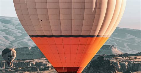 경치 경치가 좋은 골짜기 공기 공중 관광 괴레메 교통 날으는 네브 세일 높이 다채로운 풍선 독특한 바위 레크리에이션 모험 몽환 방랑벽 벌룬