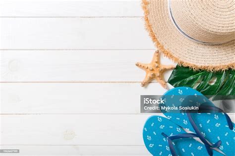 밀 짚 모자 녹색 잎 파란 플립 플롭과 흰색 나무 배경에 불가사리 복사 공간을 가진 탑 뷰 여름 휴가 개념 개념에 대한 스톡 사진 및 기타 이미지 Istock