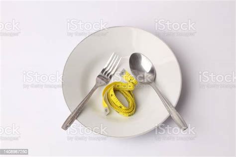 줄자 칼 붙이 숟가락 및 빈 흰색 판 다이어트와 건강한 개념 0명에 대한 스톡 사진 및 기타 이미지 0명 가냘픈 개념 Istock