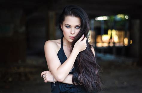 배경 화면 얼굴 여자들 초상화 긴 머리 검정 드레스 좌석 사진술 흑발 마른 유행 사람 수퍼 모델 소녀 아름다움 레이디 헤어 스타일 인물 사진