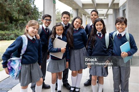 Grupo Feliz De Estudiantes De Primaria Sonriendo En La Escuela Foto De