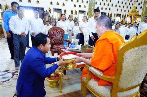 អភិបាលខេត្តកណ្ដាល ប្រគេនអង្ករ ៩តោន ទេយ្យទាន និងបច្ច័យ ១០លានរៀល ដល់សម្ដេចព្រះពោធិវ័ង្ស