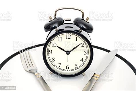 흰색 배경에 고립 된 접시에 포크와 칼 알람 시계 먹을 시간입니다 체중 감소 또는 다이어트 개념 신진대사에 대한 스톡 사진 및 기타 이미지 Istock