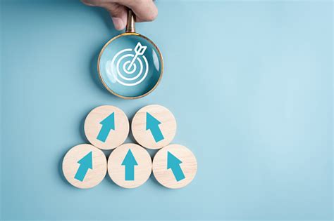 비즈니스 성장 성공 달성 개념 돋보기로 나무 블록 쌓기를 배치하여 고객 그룹 개발 개념을 계획하기 위한 계단 또는 사다리로 목표로 삼습니다 개발에 대한 스톡 사진 및 기타