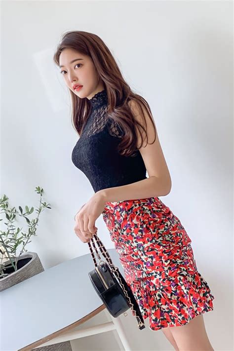 Pin By Mantz On Park Jung Yoon Floral Skirt Fashion Skirts