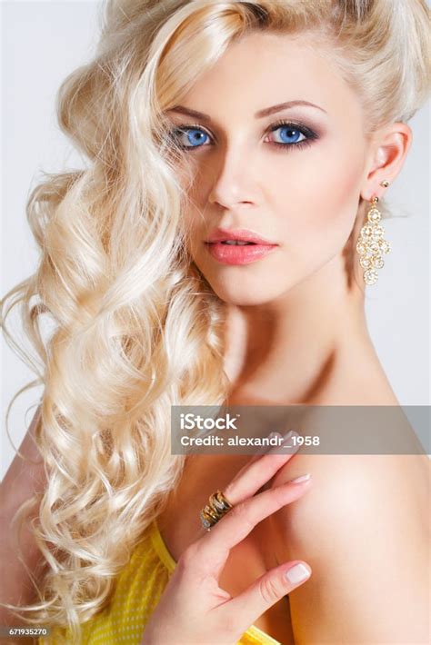 흰색 바탕에 파란 눈을 가진 아름 다운 금발의 근접 촬영 스튜디오 초상화 곱슬 머리에 대한 스톡 사진 및 기타 이미지 곱슬 머리 관능 귀여운 Istock