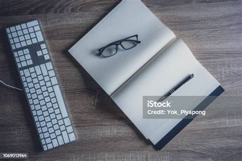 사무실 작업 책상 테이블 비즈니스 안경 펜 검은 노트북 키보드를 사용합니다 상위 뷰 배경 복사 공간에 대 한입니다 검은 책상 검은색에 대한 스톡 사진 및 기타 이미지