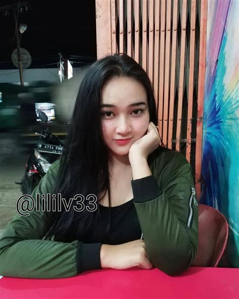 Lililv33 Selebriti Wanita Cantik Gaya Jalanan