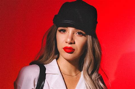 Пісня яка світить у темряві Triny T розкрила магію Фарб