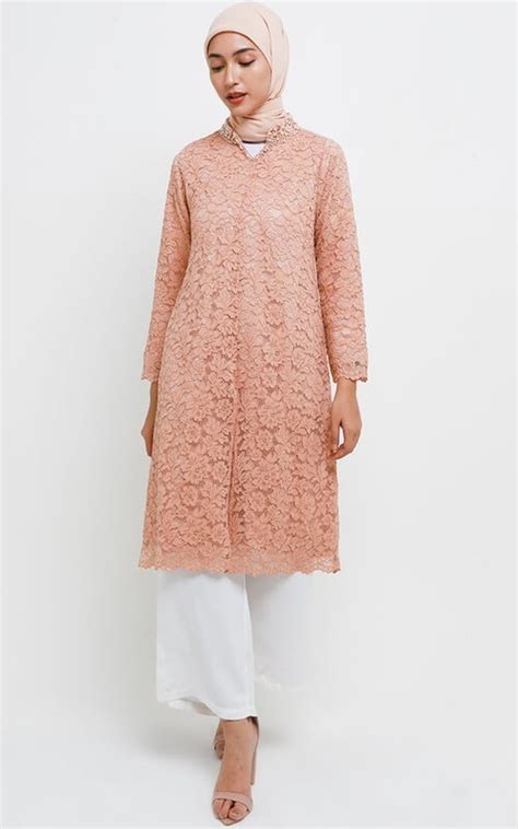 Inspirasi Model Baju Pesta yang Cocok dengan Bawahan Celana