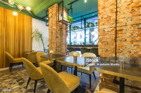 큰 창문과 붉은 벽돌의 벽이있는 레스토랑의 로프트 인테리어 0명에 대한 스톡 사진 및 기타 이미지 0명 가구 가정의 방