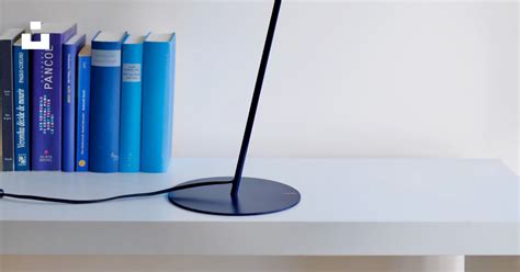 책 옆 테이블에 있는 파란 우산 사진 Unsplash의 무료 램프 이미지