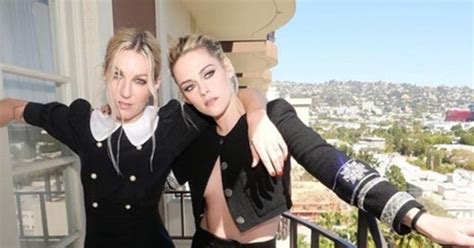 트와일라잇 크리스틴 스튜어트 동성 연인과 열애 6년 만 부부 됐다