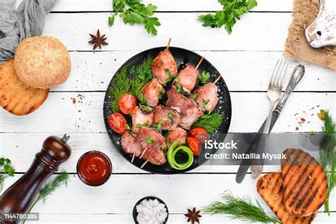야채와 꼬치 검은 접시에 있는 케밥 평면도 무료 복사 공간 고기에 대한 스톡 사진 및 기타 이미지 고기 굽기 꼬챙이 Istock