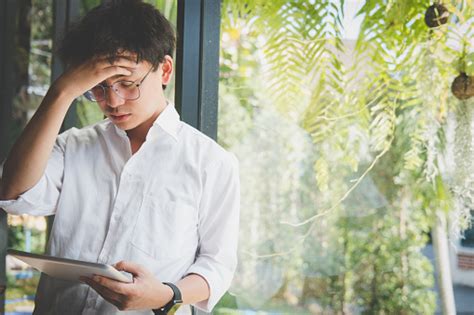 태블릿 컴퓨터를 사용 하 여 작업 환경에 좌절된 사업입니다 터치 패드와 사무실에서 일 시작 남자입니다 젊은 남성 기업 카페에서