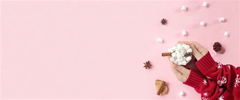 겨울 음료 분홍색 배경에 니트 크리스마스 스웨터에 여성의 손에 마시멜로 흰색 찻잔 상단 보기 플랫 레이 새해 크리스마스 전통 음식 축제 장식 축하 의 축제 Xmas 0명에