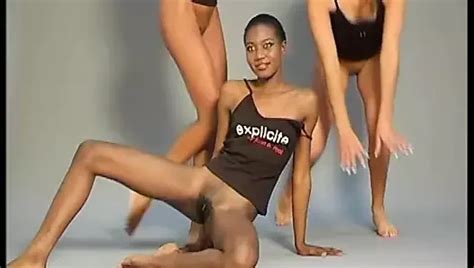 模特在拍照时用手指抚摸她赤裸的阴户 xHamster