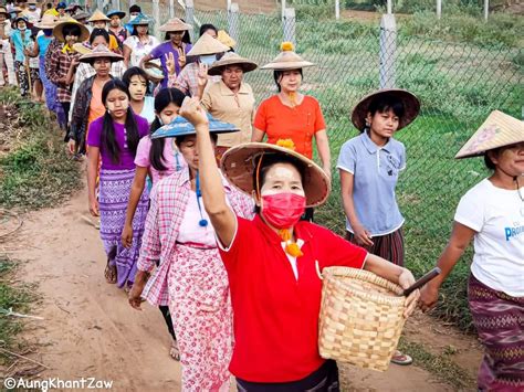 အမျိုးသမီးတွေမပါရင် ဒီတိုက်ပွဲက မအောင်နိုင်ပါဘူး စာသားကိုကိုင်ဆောင်ပ