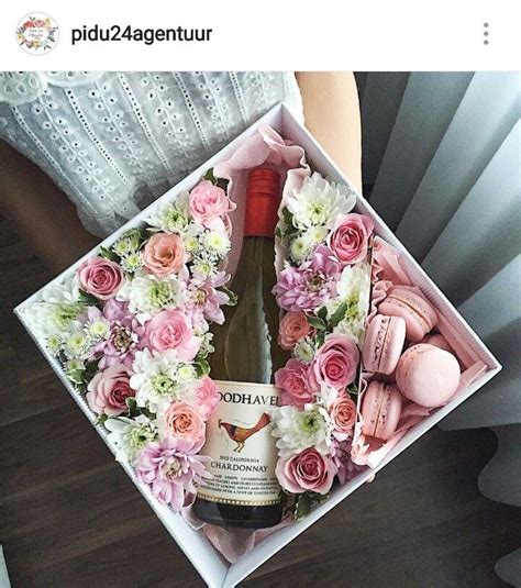 Подарочная коробочка с цветами и макаронс. Для заказа www.pidu24.eu ...