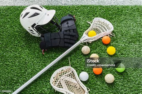 다양 한 라크로스 장비 막대기 공 헬멧 그리고 장갑 잔디에 앉아 라크로스에 대한 스톡 사진 및 기타 이미지 라크로스 인조