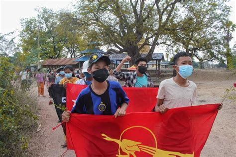 မုံရွာတွင် လက်ပံတောင်းတောင် ဒေသခံ ပြည်သူများ ဖက်ဆစ် စစ်တပ် တော်လှန်ရေး ချီတက် ဆန္ဒပြ Khit Thit