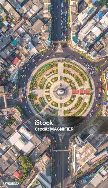 자동차와도 로터리 많이 태국 방콕 야이 Wongwian 저녁 빛에 거리 큰 아름 다운 시내입니다 조감도 평면도 도시 풍경 러시 아워 교통 체증 건축에 대한 스톡 사진 및