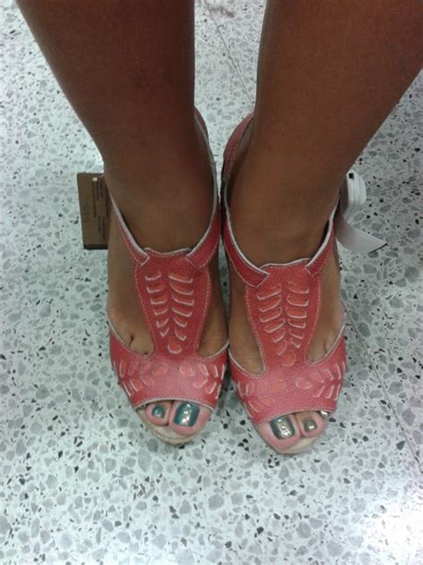 Beautiful And Cute Feet Modelando Sus Sandalias