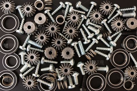 黑色背景上的机械部件。工业对象