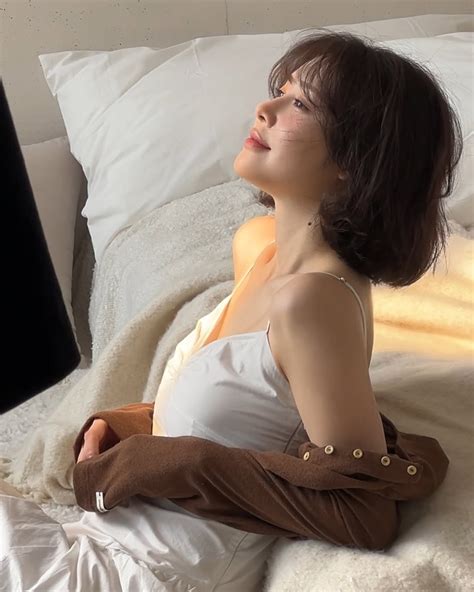 드레스먼 윤수진 구름펌 레이어드컷 웨딩염색 헤어컨설팅 분위기를 더해 인간 모카무스 되기 🤎 붉은 빛 없이 따듯한 웜브라운 맑고 투명한 피부톤에 고급스러운