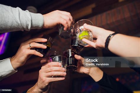 위스키 나 와인 안경을 가진 사람들의 손 축하하고 결혼식이나 다른 축하의 명예에 건배 결혼식에 대한 스톡 사진 및 기타 이미지 결혼식 칵테일 공예 Istock