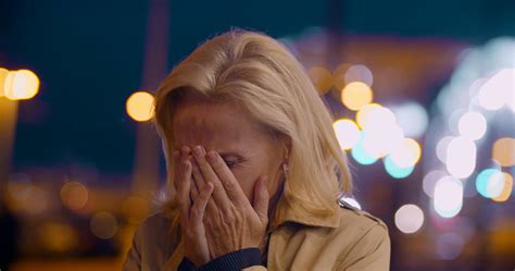 보케 조명이 있는 밤 도시 거리에서 성숙한 불행한 여자의 초상화 밤 하루 시간대에 대한 스톡 사진 및 기타 이미지 밤 하루 시간대 야외 여자 Istock