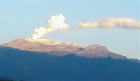 Volcán Nevado Del Ruiz Comunidades De Las Zonas De Influencia Atentas