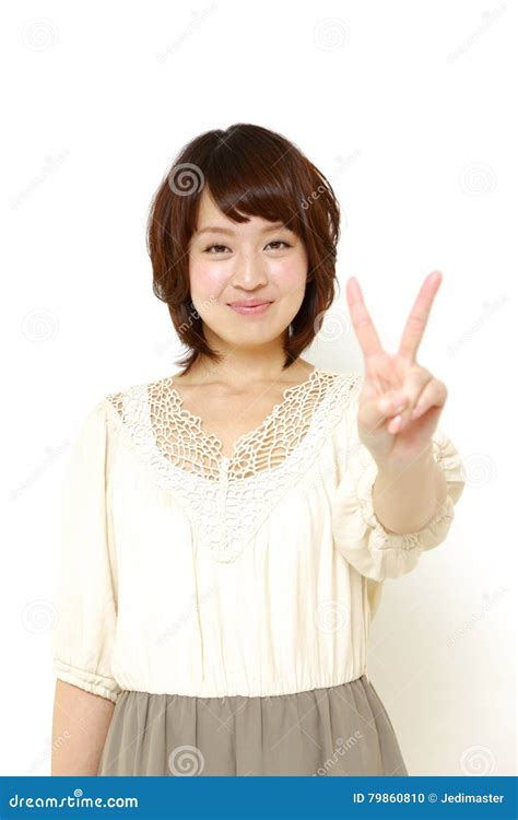 Giovane Donna Giapponese Che Mostra Un Segno Di Vittoria Fotografia Stock Immagine Di Asiatico