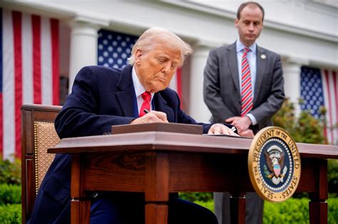 លោក ត្រាំ ថាអាមេរិក រកចំណូលបាន ២ពាន់លានដុល្លារ ក្នុងមួយថ្ងៃ ដោយសារពន្ធគយថ្មី