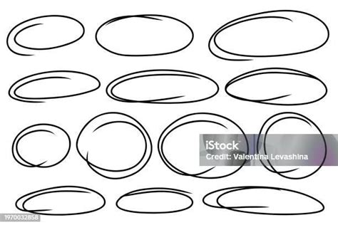 손으로 그린 타원형 마커 프레임 라인 세트를 강조합니다 손으로 그린 낙서 원 스케치 세트 낙서 타원과 타원 선 템플릿입니다 벡터 일러스트 레이 션 흰색 배경에 고립 된