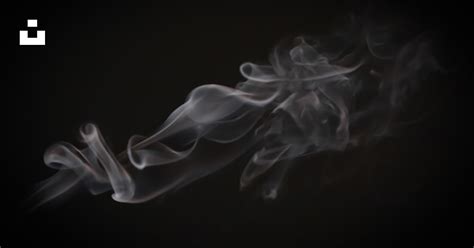 연기는 검은 배경에 어둠 속에서 표시됩니다 사진 Unsplash의 무료 회색 이미지