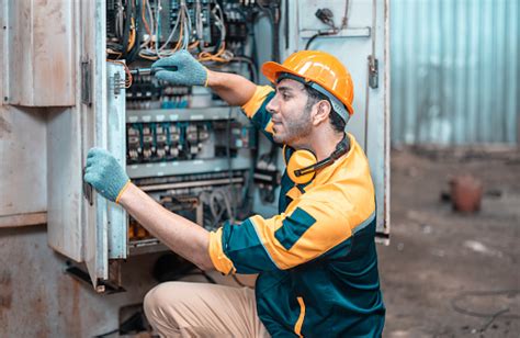 전기 기술자는 배선 극성 접지 전압을 테스트하고 클램프 미터 드라이버 및 커터가 포함된 수공구를 사용하여 전기 유지 관리를 수행합니다 감독의 일상적인 작업 30 34세에
