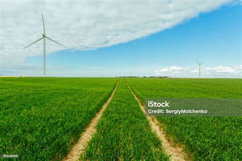 바람 터빈 발전소의 전기 생성을 위한 노르망디 프랑스 에너지의 갱신할 수 있는 근원의 개념입니다 국가 맑은 풍경입니다 환경 친화적인 전기 생산입니다 격 조 0명에 대한 스톡