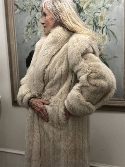 Full Length Nordstrom‘s Ladies Luxurious White Mink Coat Auction