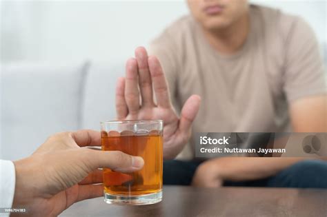남자는 거절하고 알코올 위스키를 마시지 말고 손 기호 남성 알코올 중독 치료 알코올 중독 술을 끊고 술을 마시지 마십시오 거부 유리 주류 건강에 해로운 거부 25 29세에