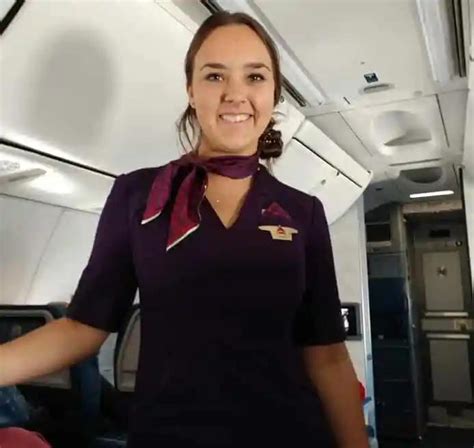 Онгоцны үйлчлэгч охин нь баяраар ажилтай тул хамт байх гэсэн аав зургаан нислэгийн тийз худалдан